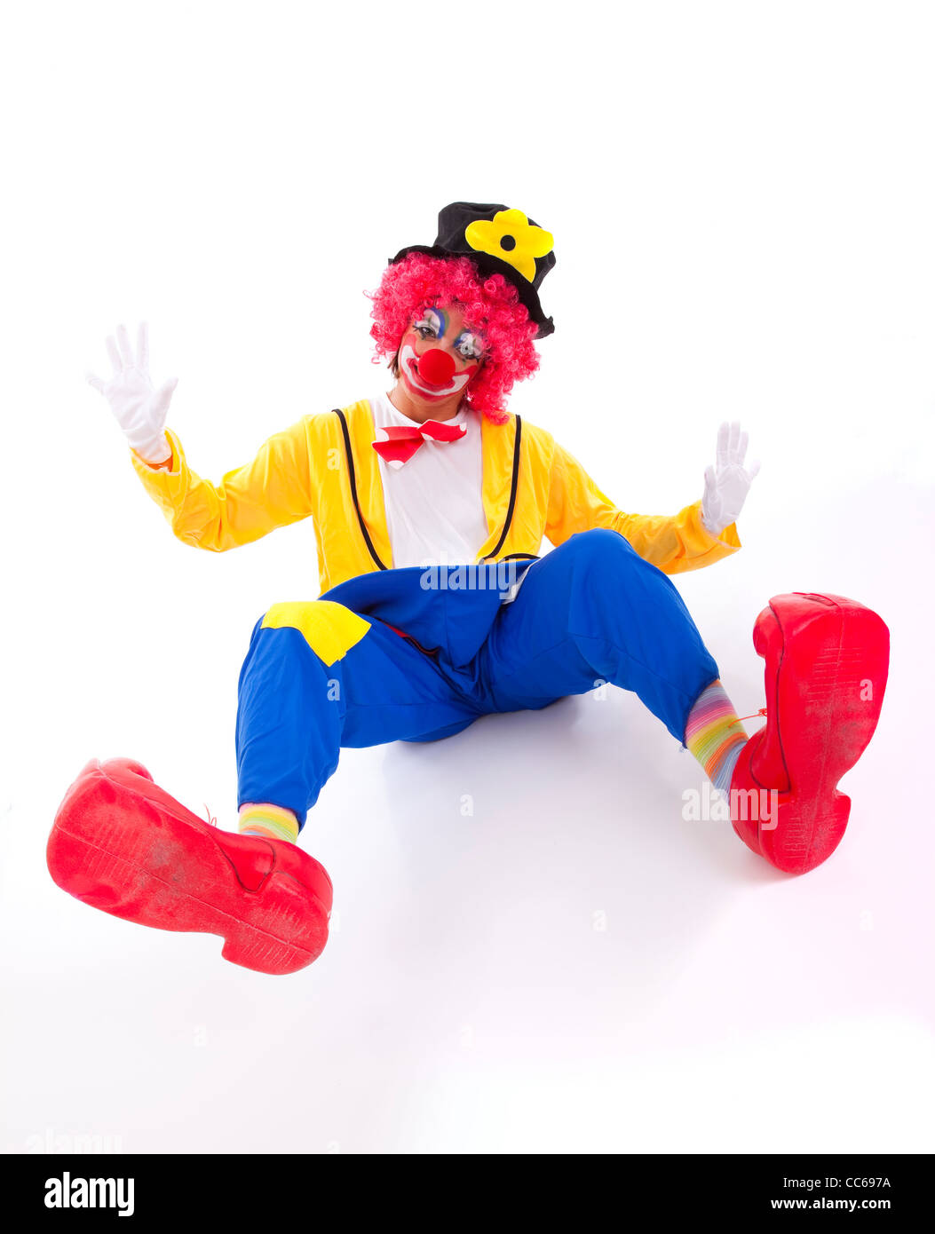 Funny clown de cirque ne tombe au sol (isolé sur blanc Photo Stock - Alamy