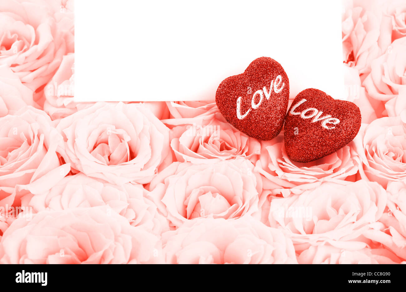 Roses rose coeur rouge sur un fond blanc et carte de souhaits, l'amour ...