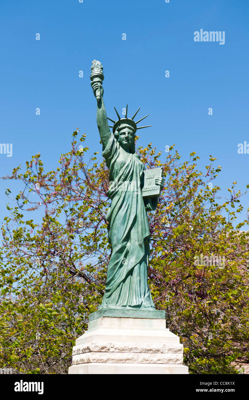 Miniature statue of liberty Banque de photographies et d’images à haute ...