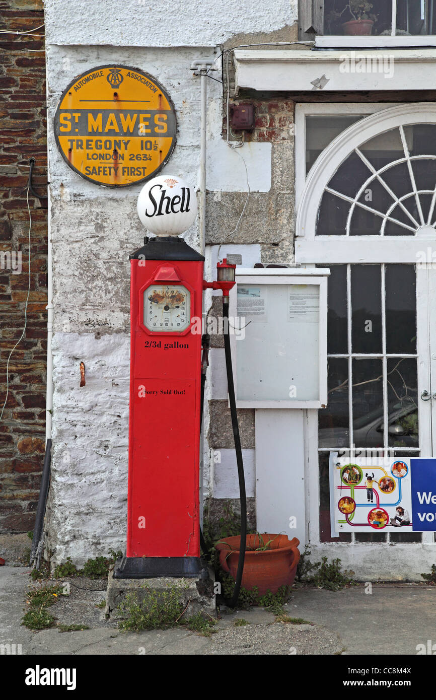 Vintage shell petrol pump automobile Banque de photographies et d ...