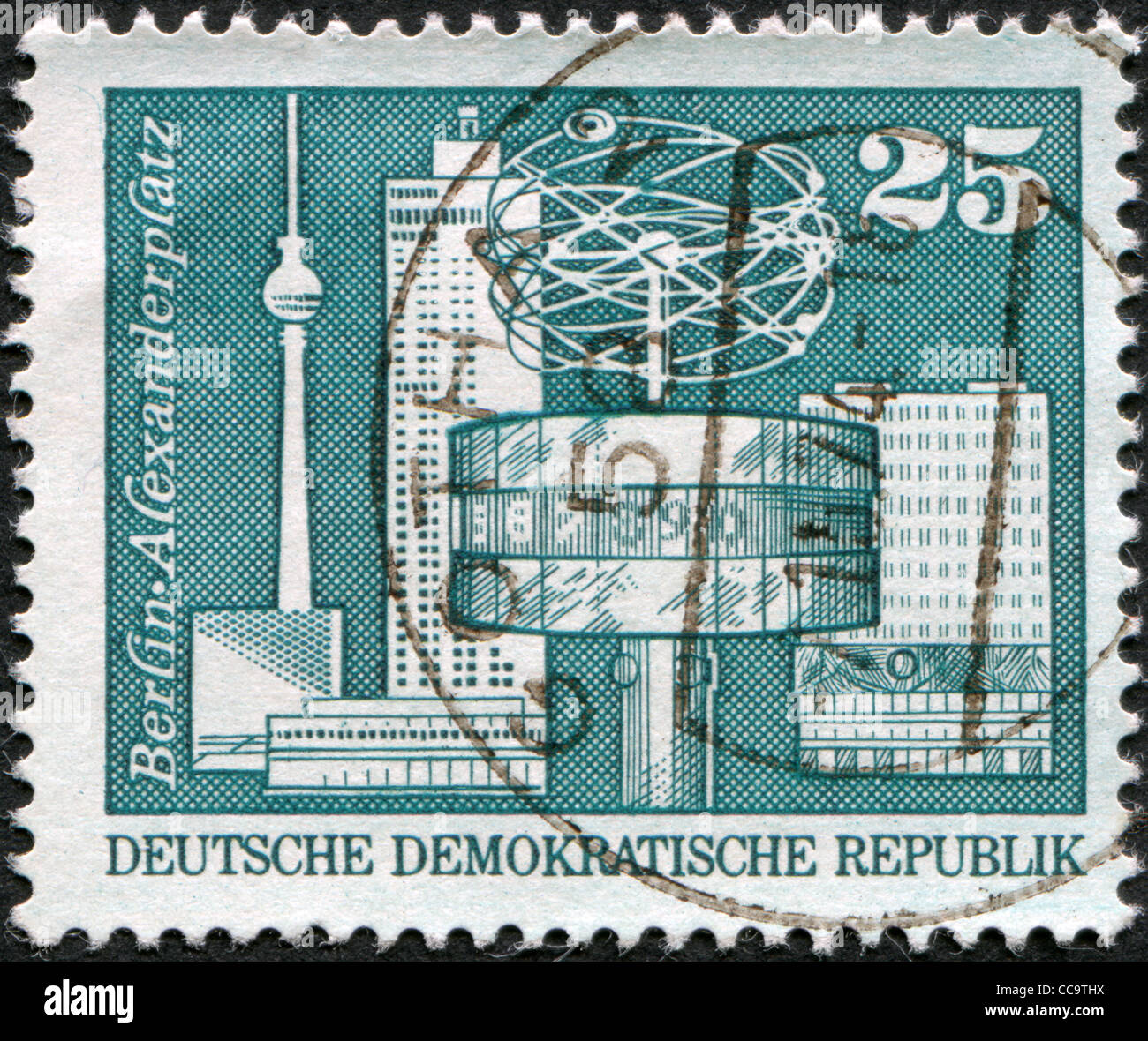 DDR - VERS 1973 : un timbre imprimé en DDR, montre horloge mondiale ...