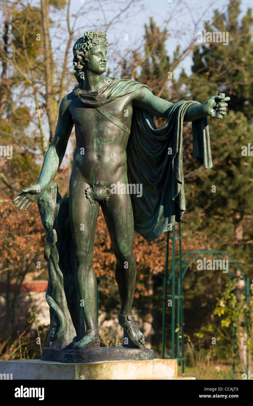 Statue d'Apollon dans le jardin du château de Malmaison, France Photo ...