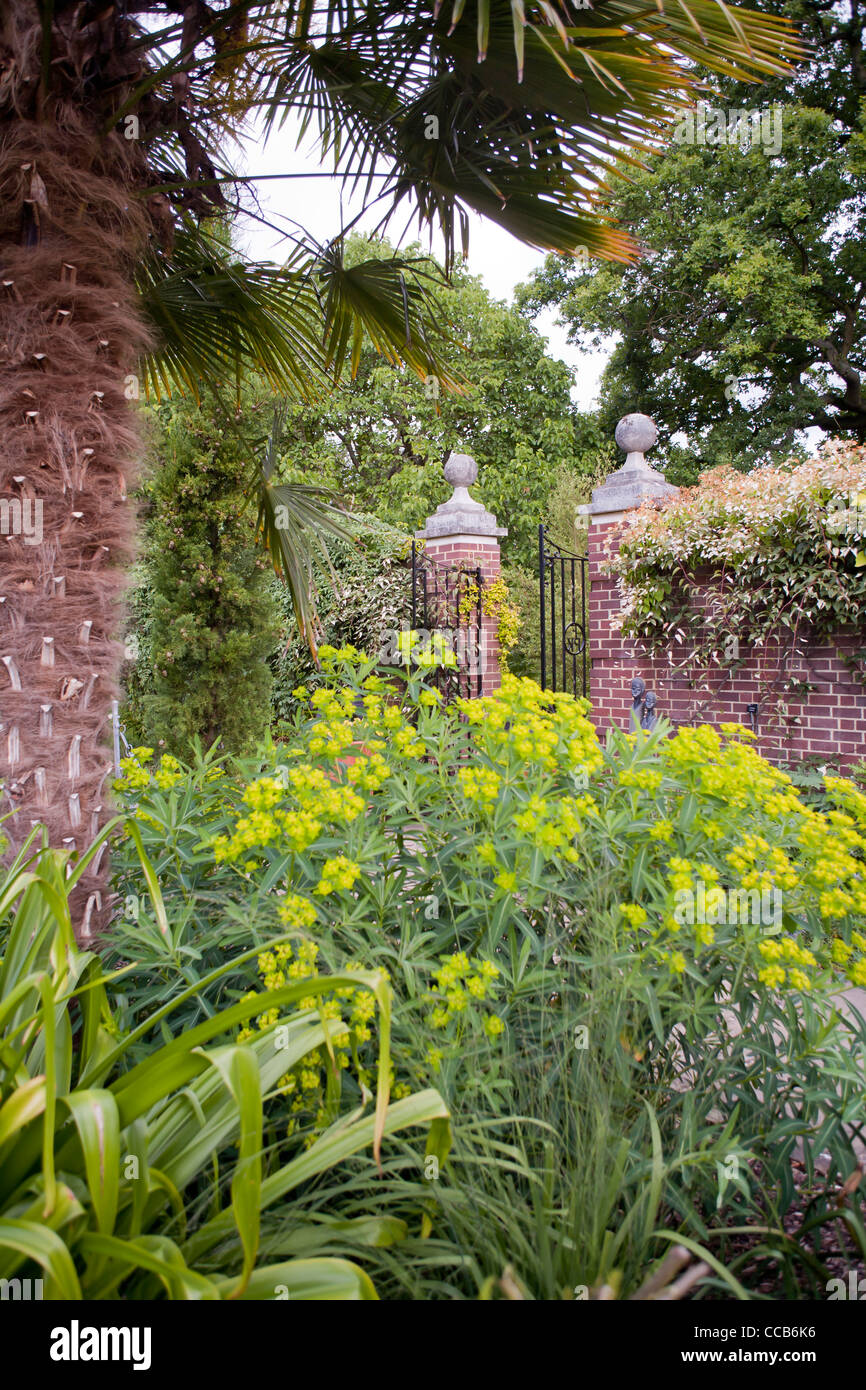 Jardin clos de murs Banque de photographies et d’images à haute ...