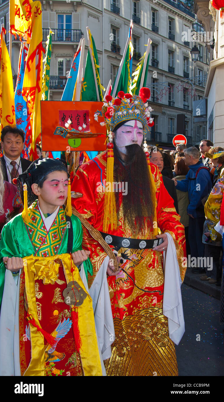 Paris, France, les Chinois en costume traditionnel, défiler dans le ...