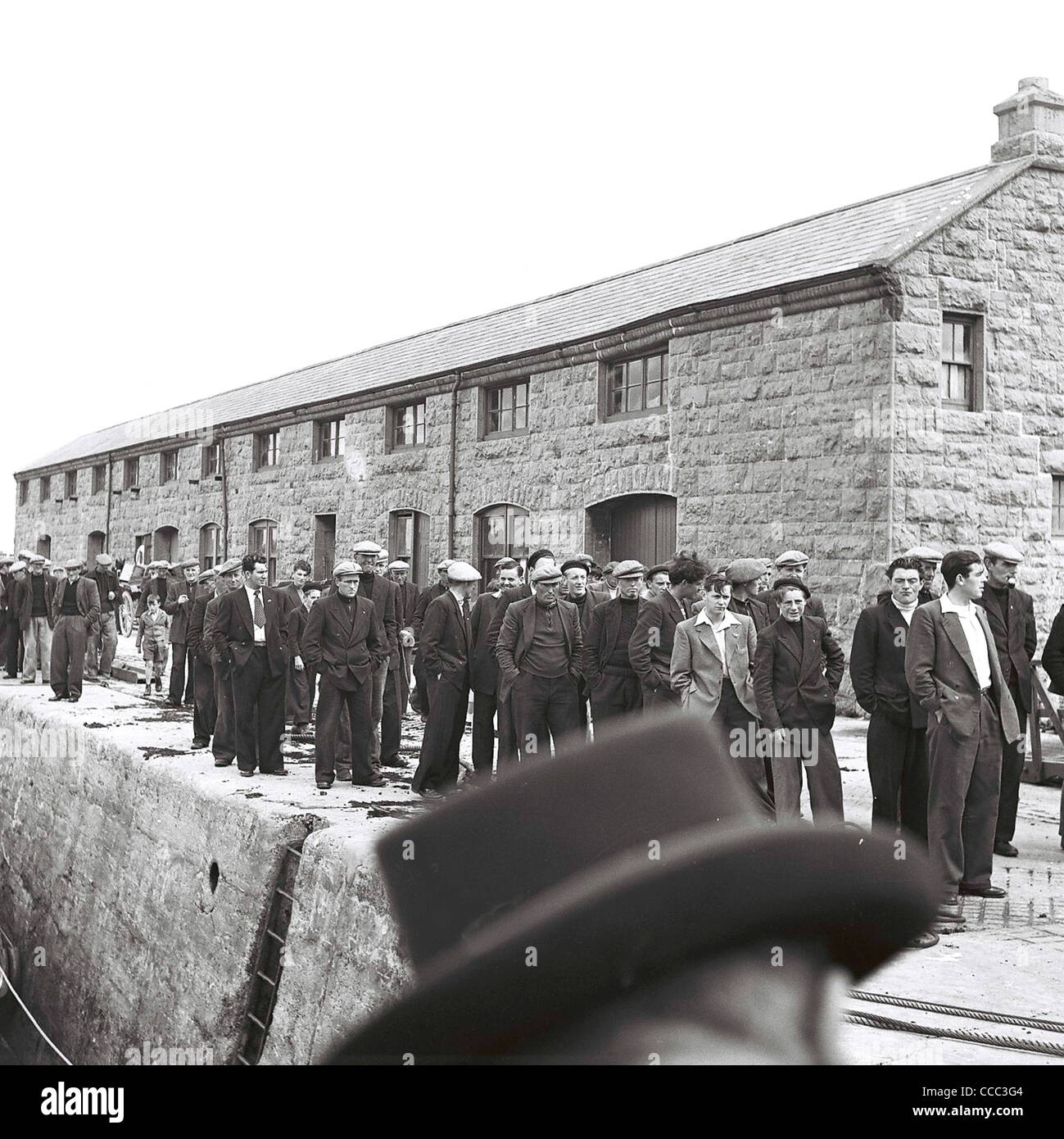 Les insulaires et les visiteurs se mêlent sur la jetée à l'Inis Mor ...