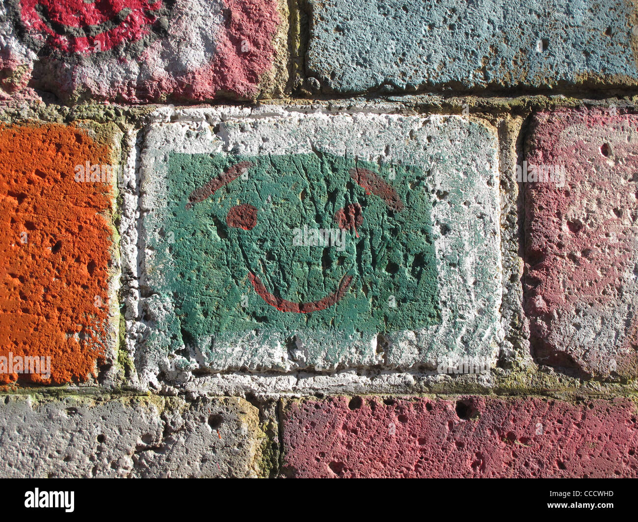 Heureux smiley souriant dessin sur mur de brique à Sun Photo Stock - Alamy