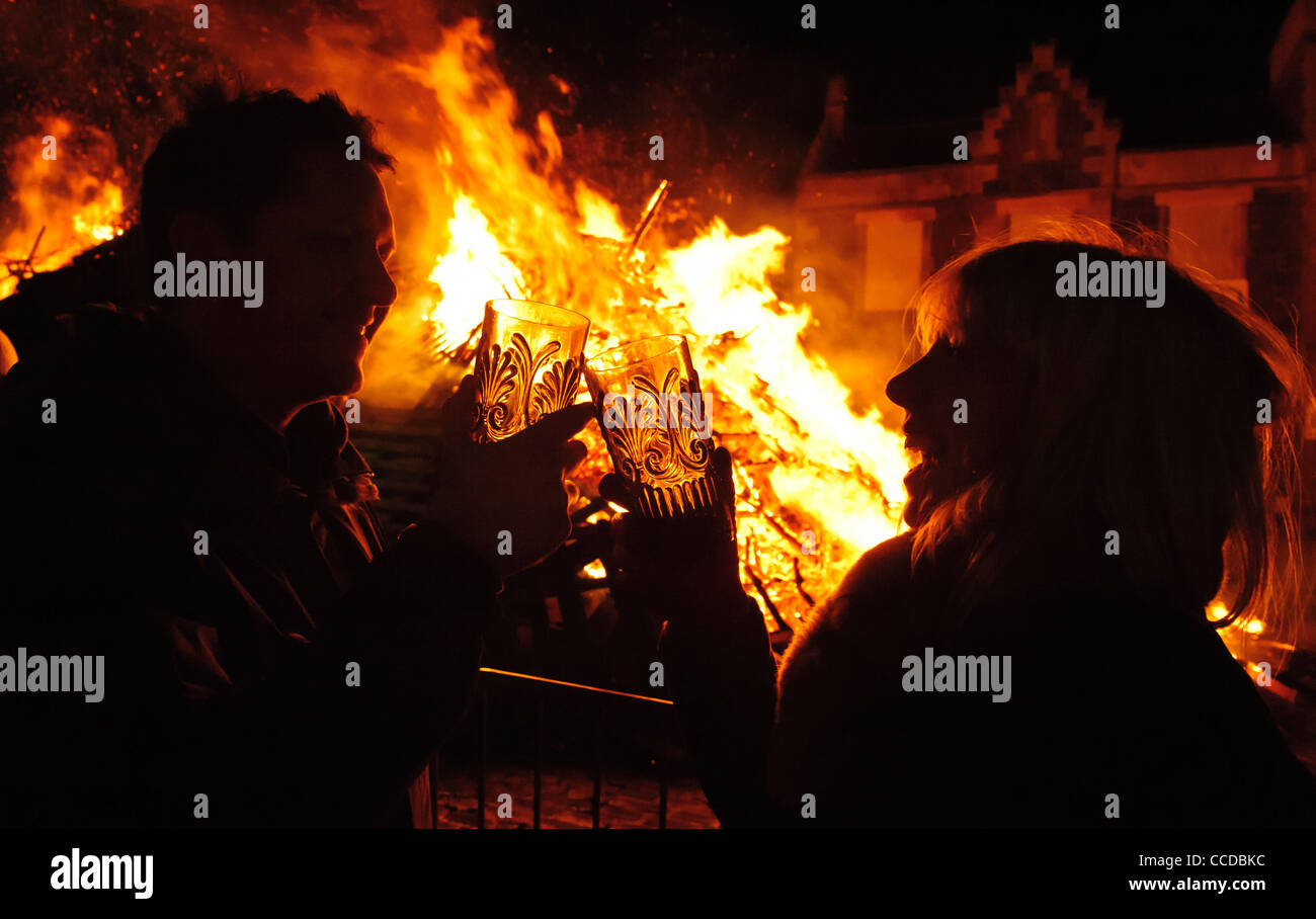 Un couple un toast à la nouvelle année à la joie sur Biggar Hogmanay ...
