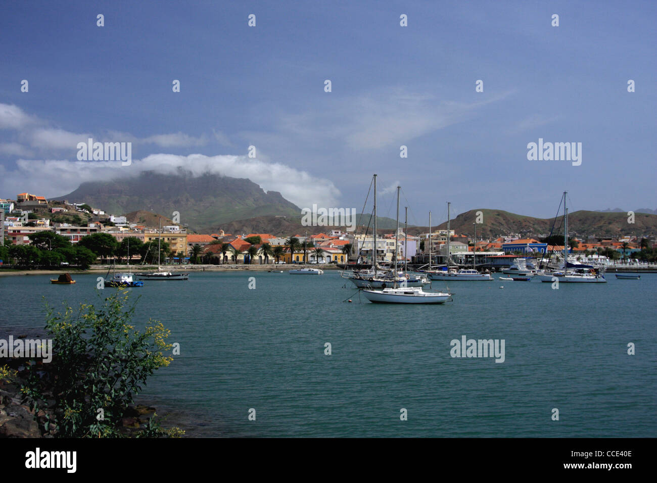 Mindelo port / port avec Monte Verde dans l'arrière-plan, l'île de Sao ...