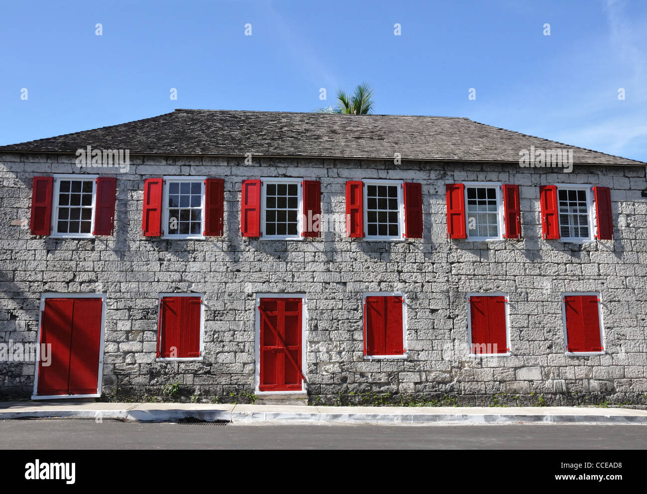 Volets rouge Banque de photographies et d’images à haute résolution - Alamy