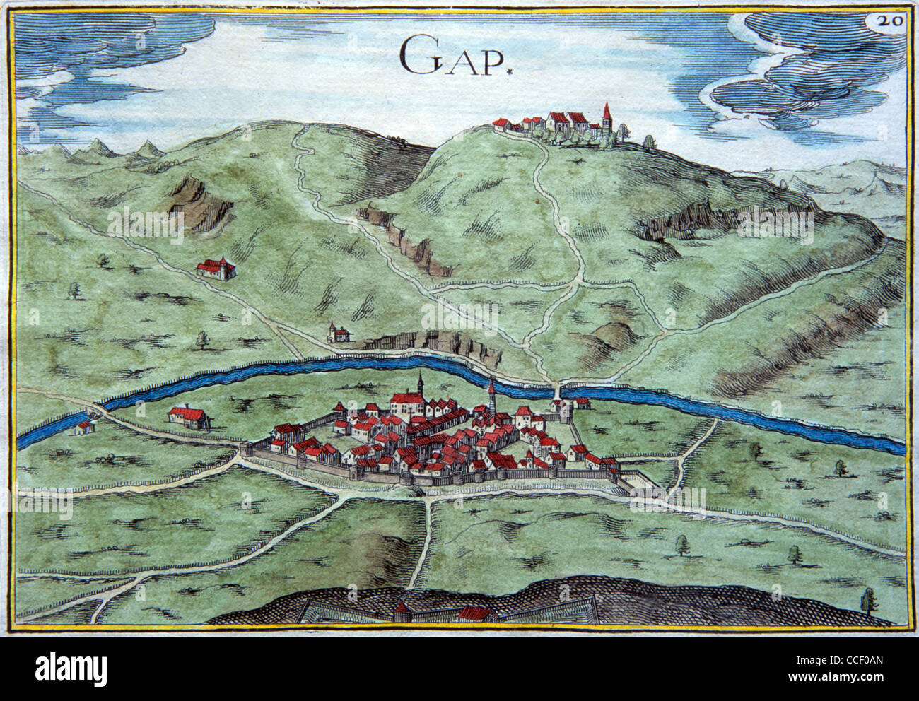 Vue sur la ville alpine de Gap dans le département des Alpes françaises ...
