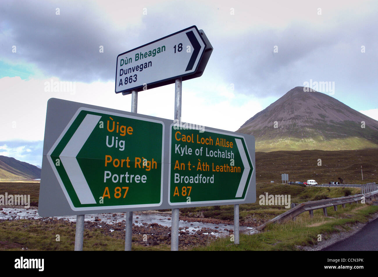 La signalisation routière bilingue en gaélique et en anglais, à l'île ...