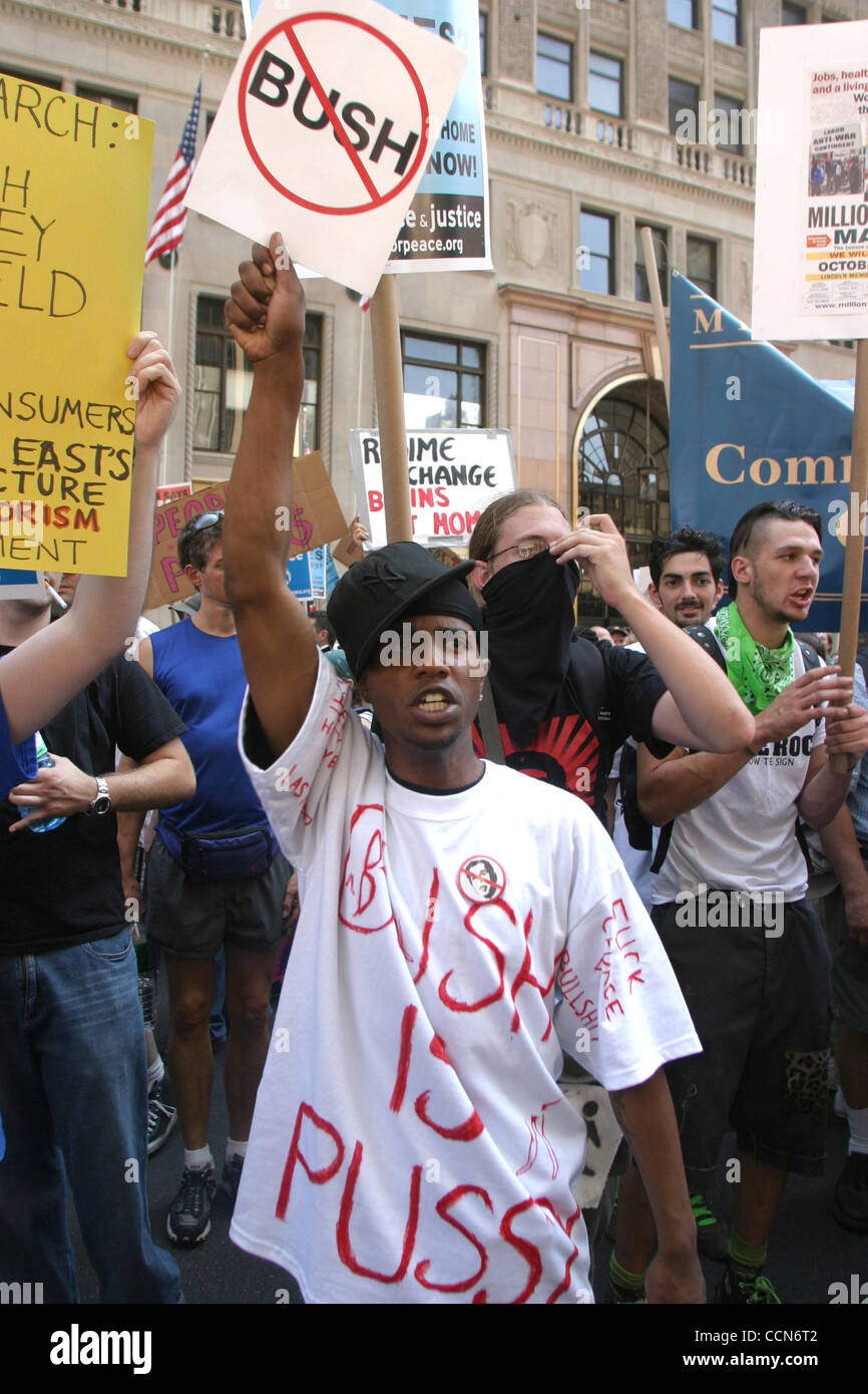 Aug 29, 2004 ; New York, NY, USA ; les manifestants contre le président ...