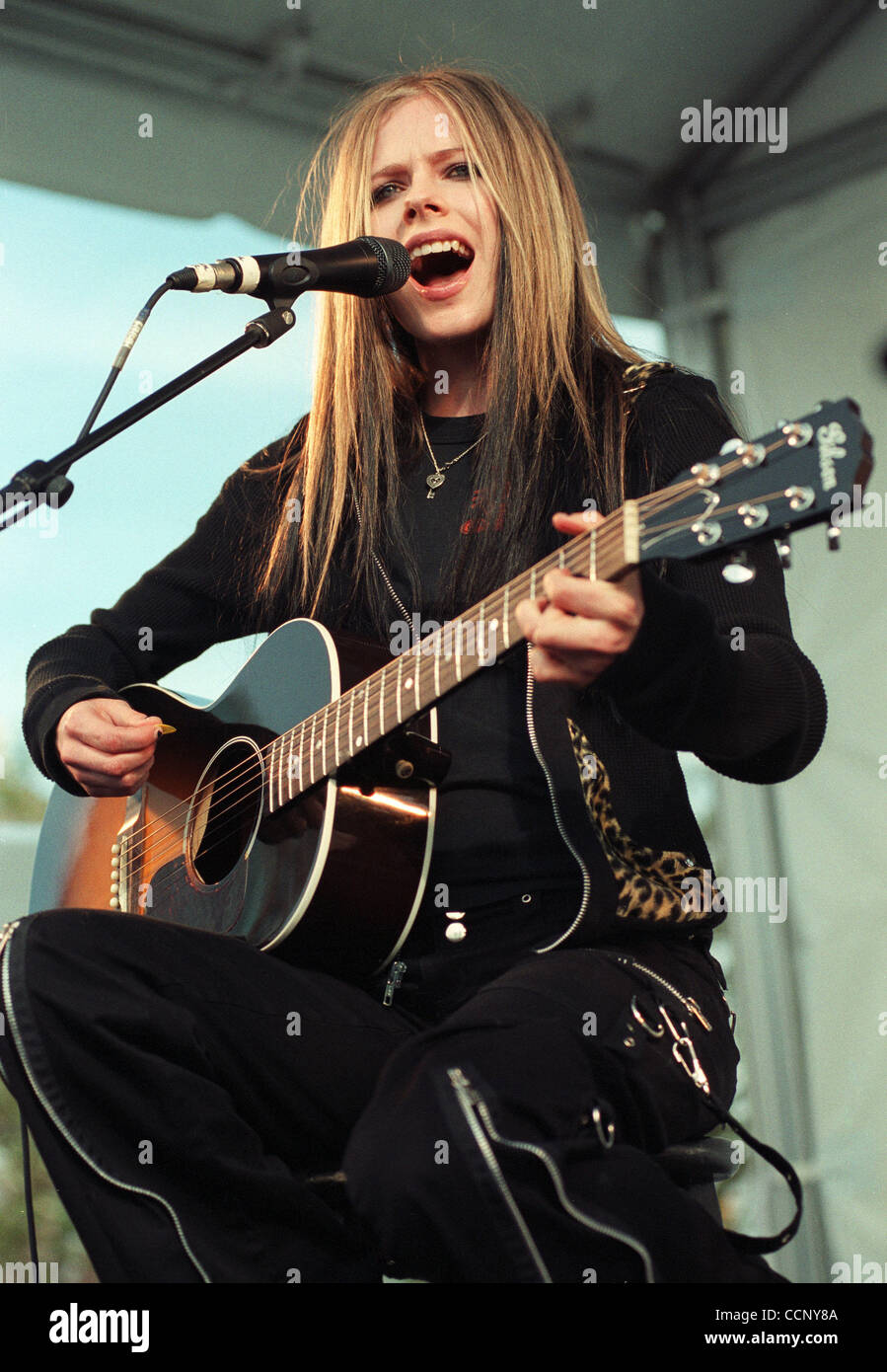 Singer avril lavigne performs concert Banque de photographies et d ...