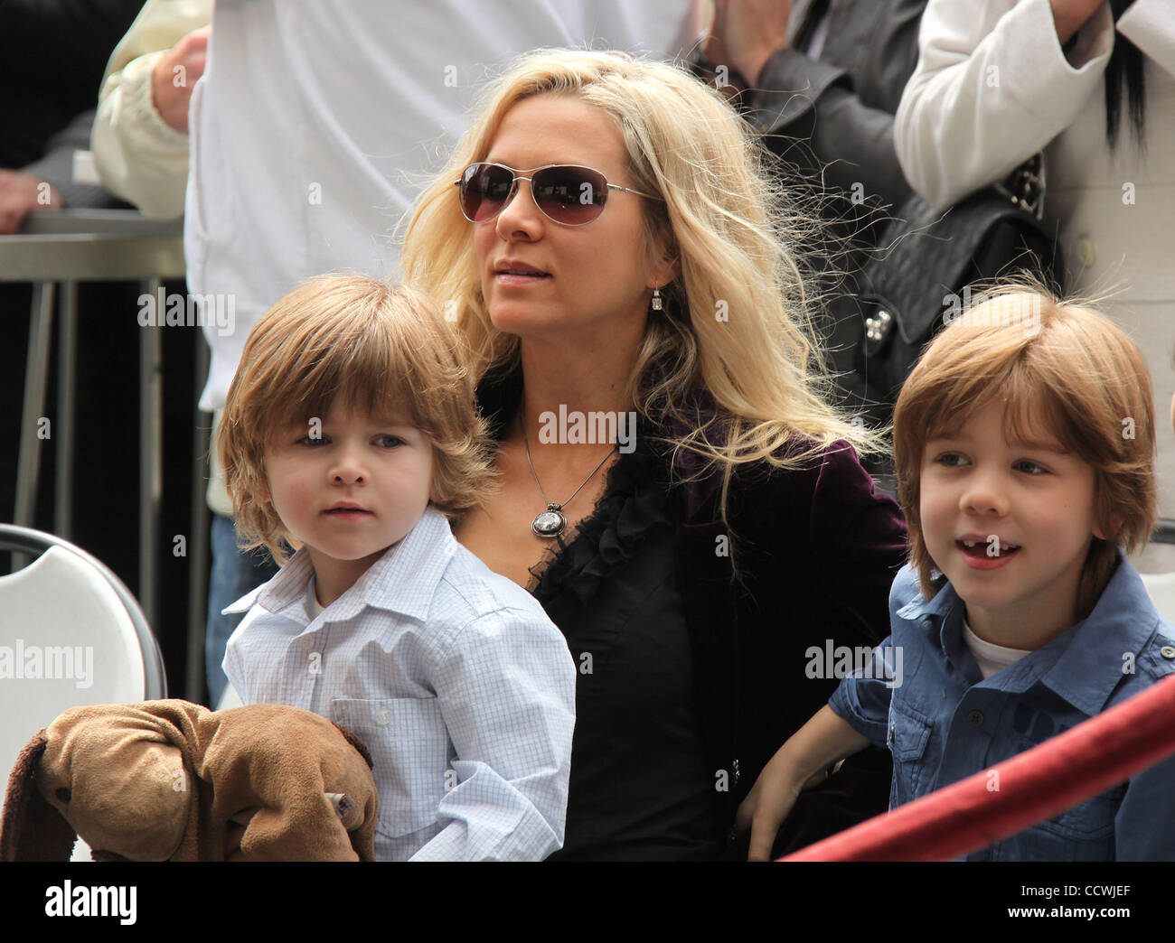 Russell crowe and danielle spencer and tennyson crowe Banque de ...