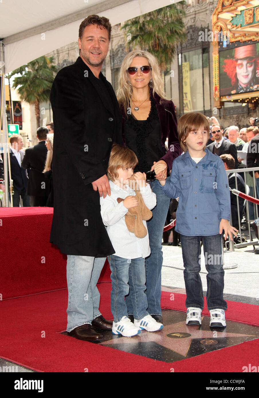 Russell crowe and danielle spencer and tennyson crowe Banque de ...