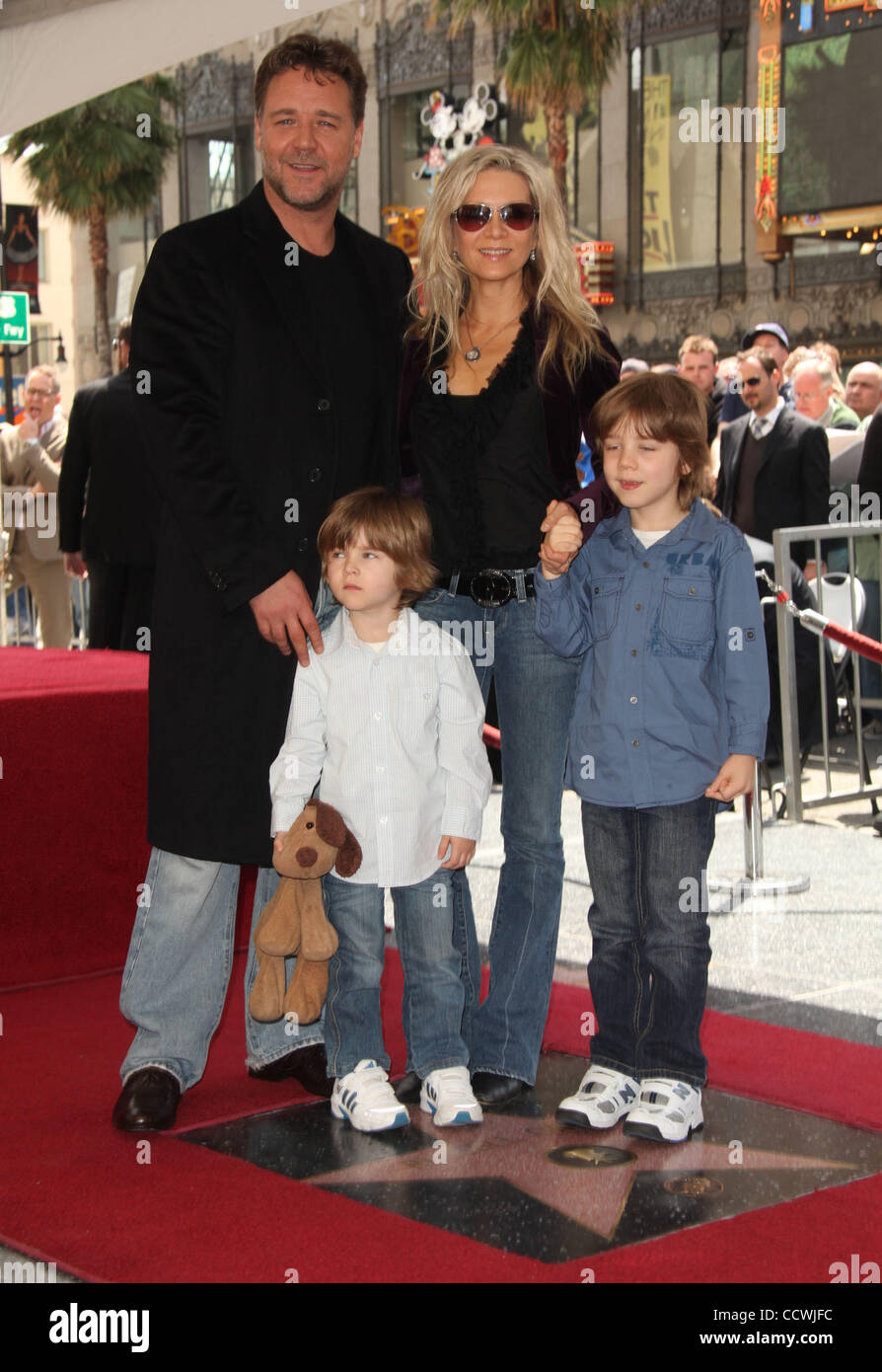 Russell crowe and danielle spencer and tennyson crowe Banque de ...