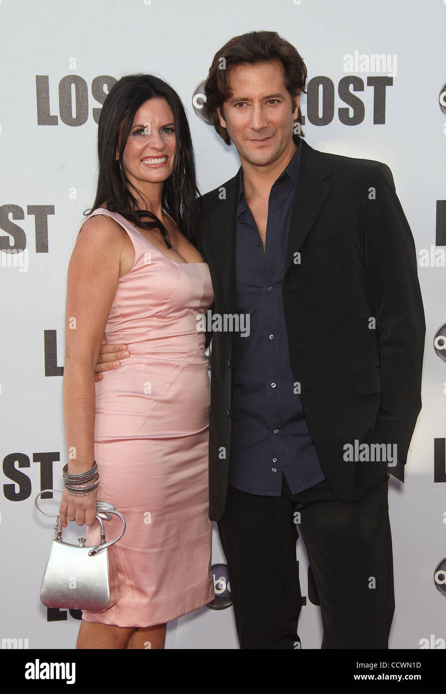 Henry ian cusick with his wife annie lost live Banque de photographies ...
