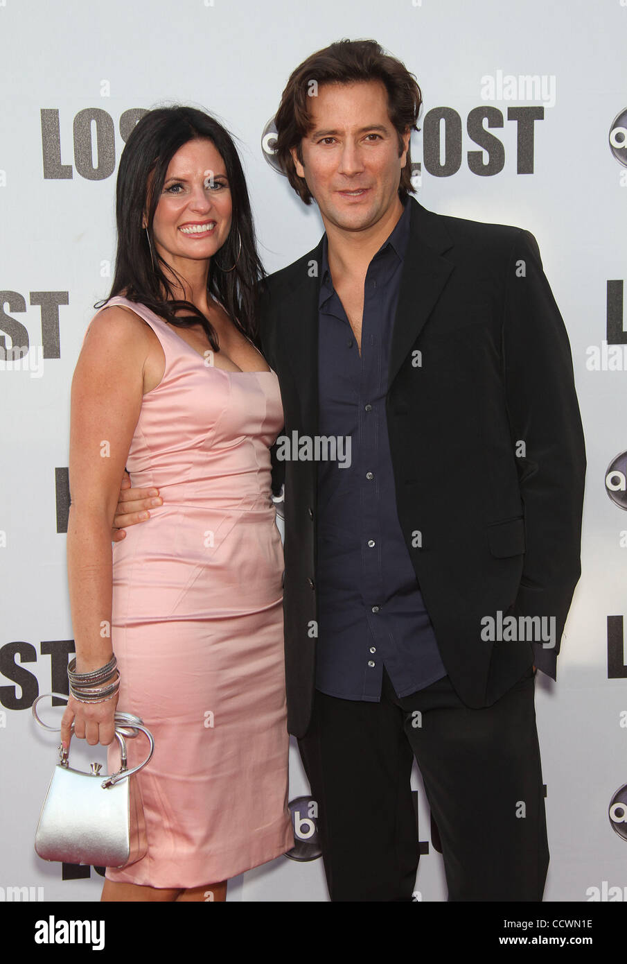 Henry ian cusick with his wife annie lost live Banque de photographies ...