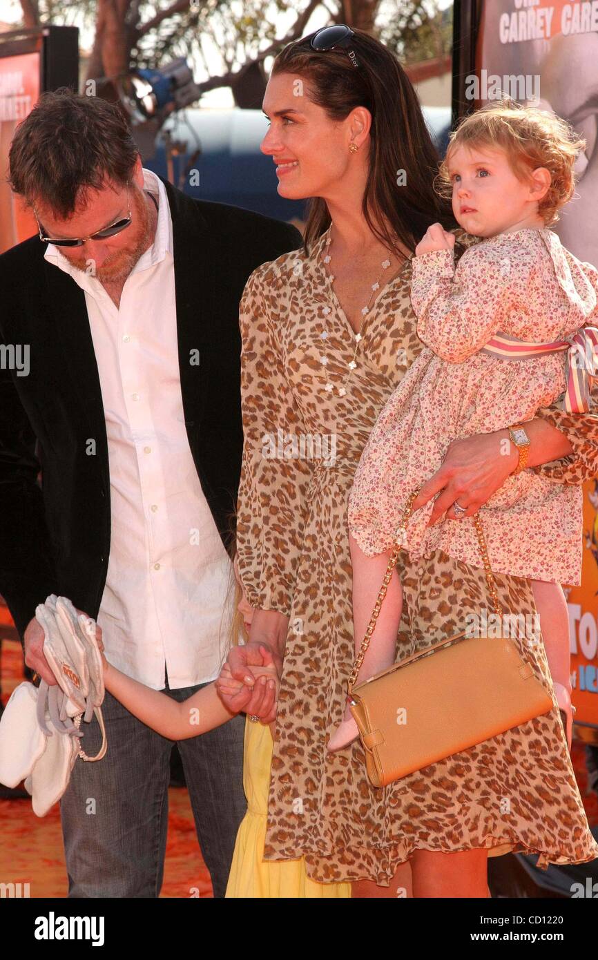 Brooke shields and husband chris henchy Banque de photographies et d ...