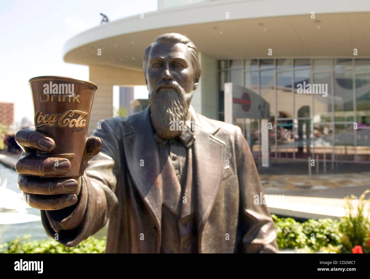 Une statue de Coca-Cola inventeur John Pemberton accueille les ...