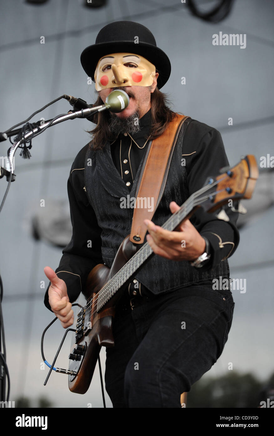 Jun 13, 2008 - Manchester, New York, USA - Le bassiste LES CLAYPOOL ...