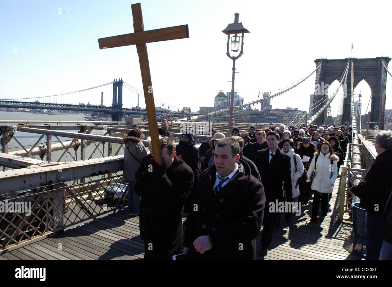 David Galagis porte une croix en bois que des centaines de participer à ...