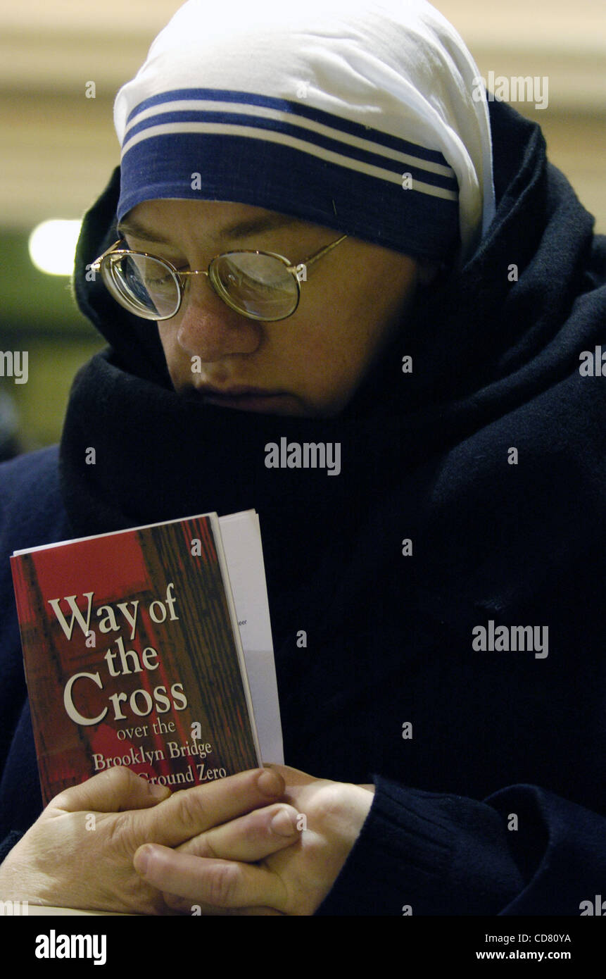 Une femme en prière dans l'église de Saint - Pierre que des centaines ...