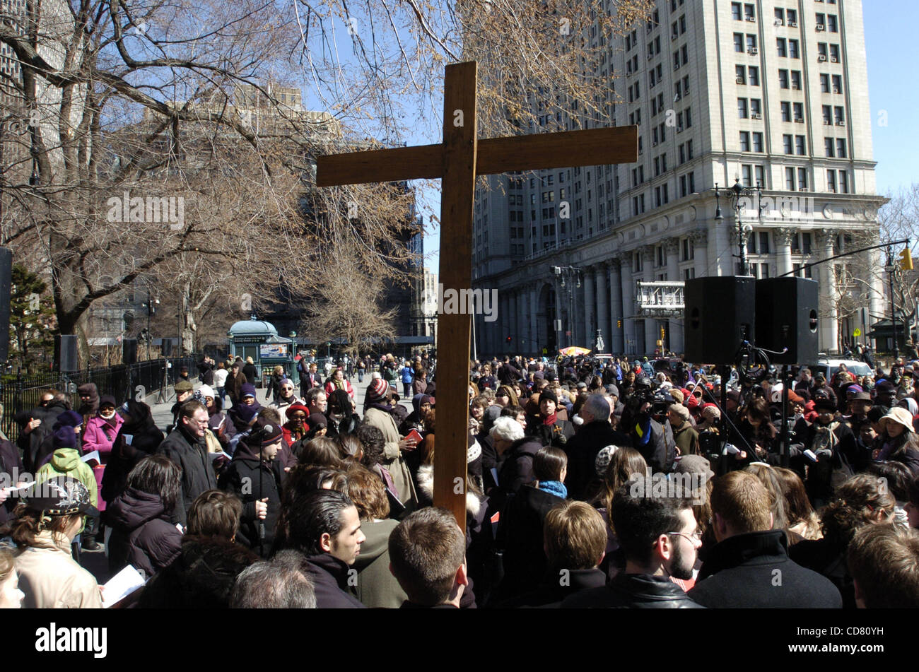 David Galagis porte une croix en bois que des centaines de participer à ...