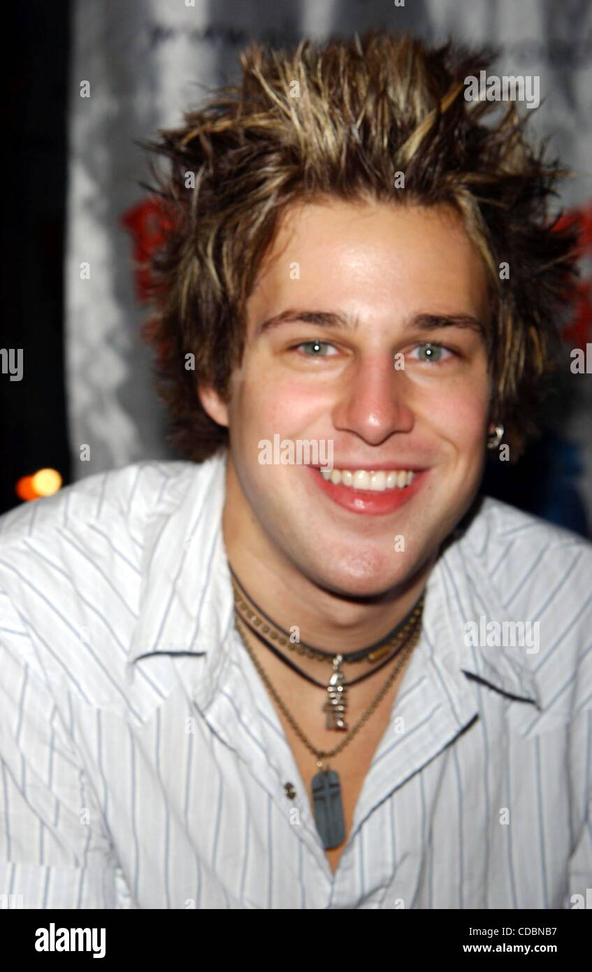 K38790AR.RYAN CABRERA POUR PROMOUVOIR SON NOUVEAU CD AU PLANET ...