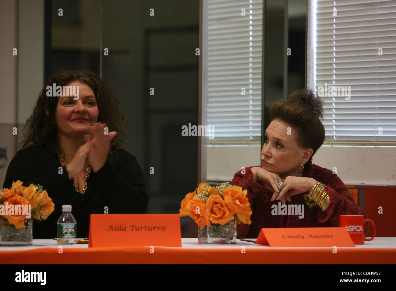 L'actrice Aida Turturro et Cindy Adams chiens ASPCA rivalisent pour ...