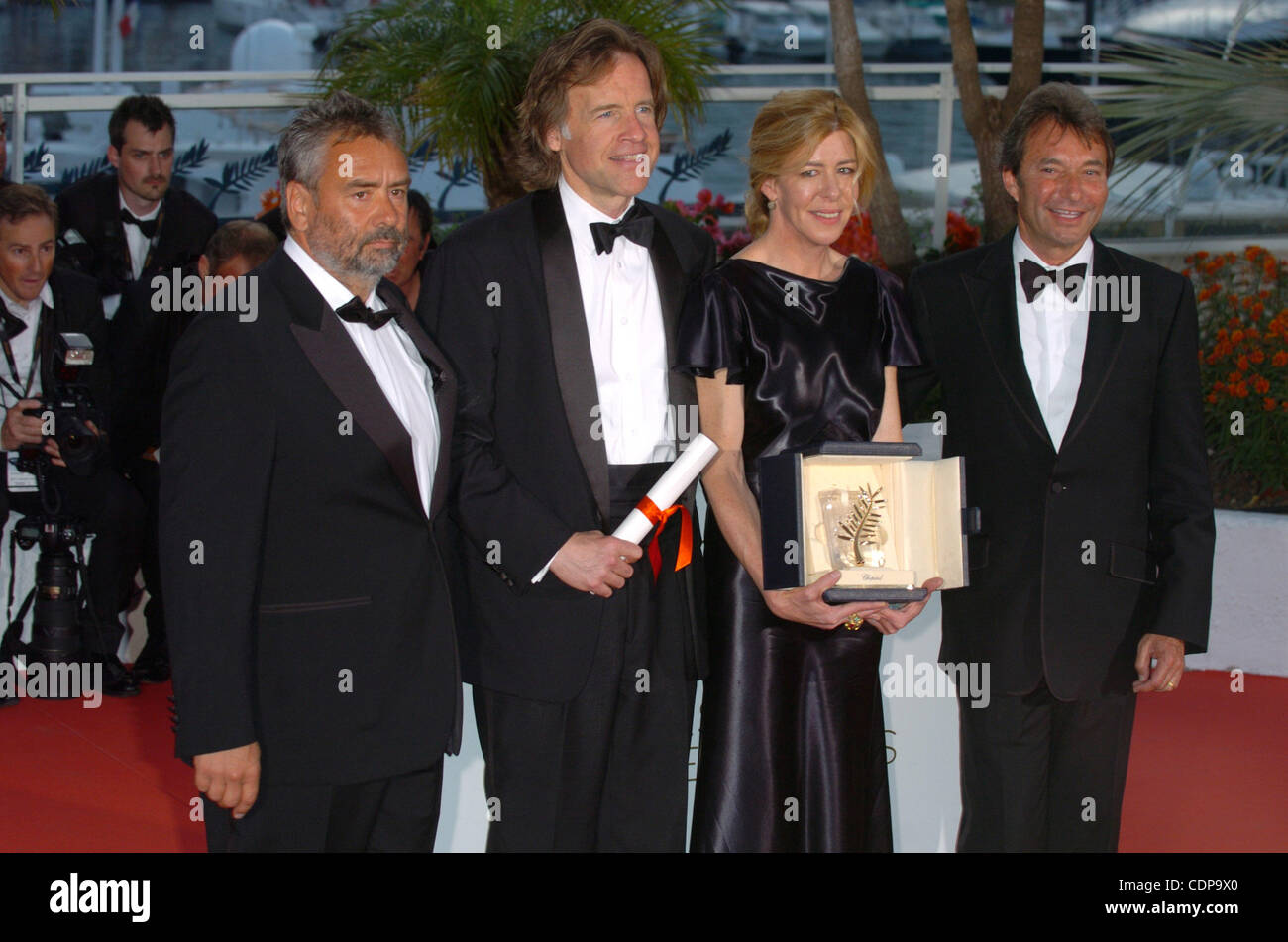 (L - R) Luc Besson pose avec les producteurs Bill Pohlad et Dede ...