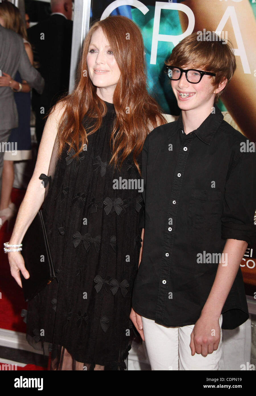 Julianne moore son caleb freundlich Banque de photographies et d’images ...