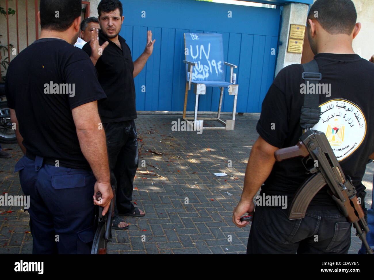 La police du Hamas palestinien le peuple palestinien se tiennent près ...
