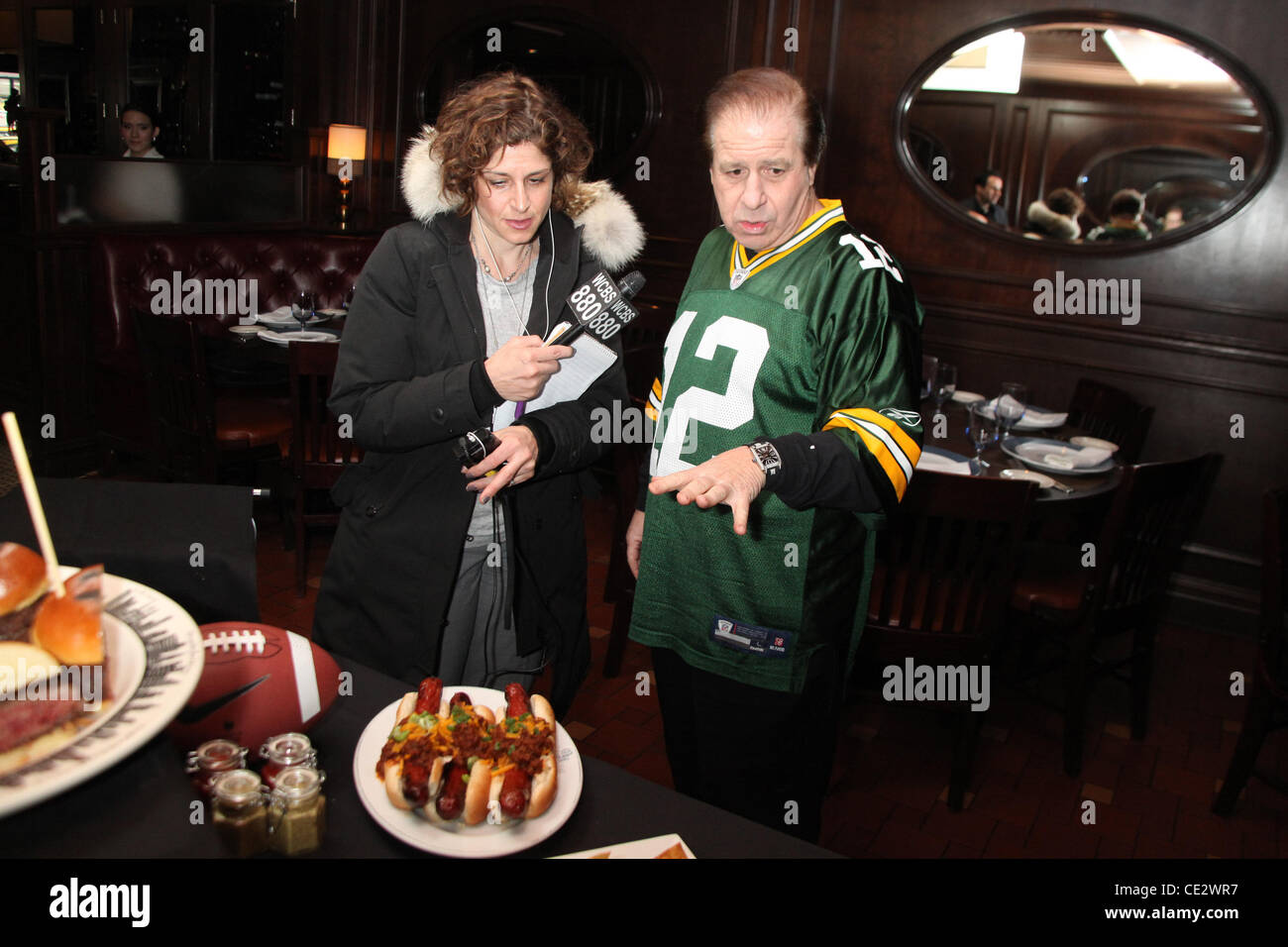 Propriétaire Marc Sherry pose avec un Super Bowl 25 000 $ offerts par ...