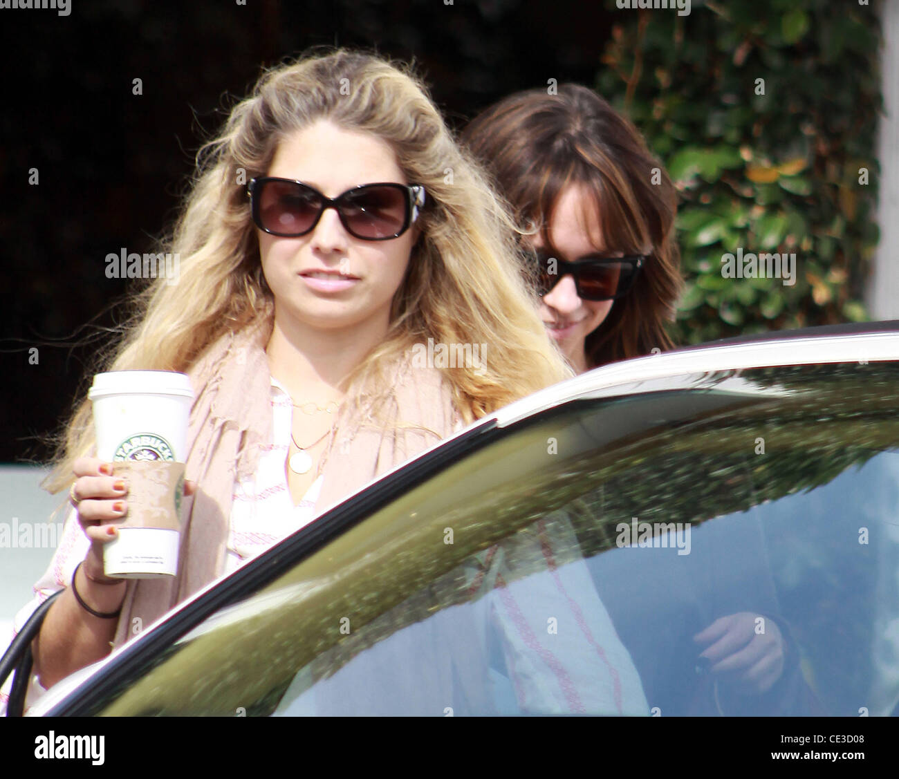 L'actrice Jennifer Love Hewitt et son assistant personnel de quitter le ...