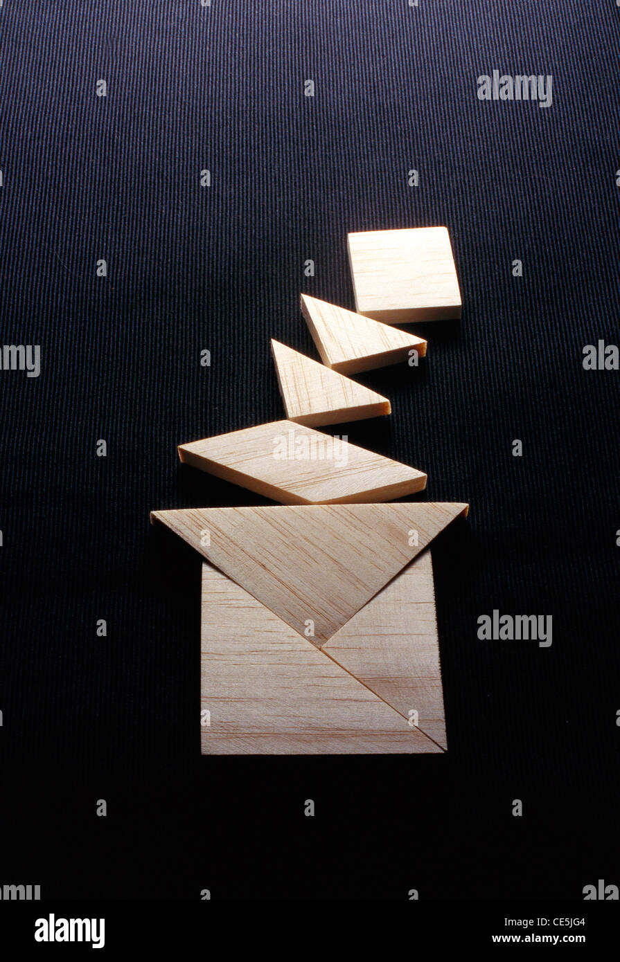 Puzzle de dissection de Tangram de sept formes plates ; tans ; jeu ...