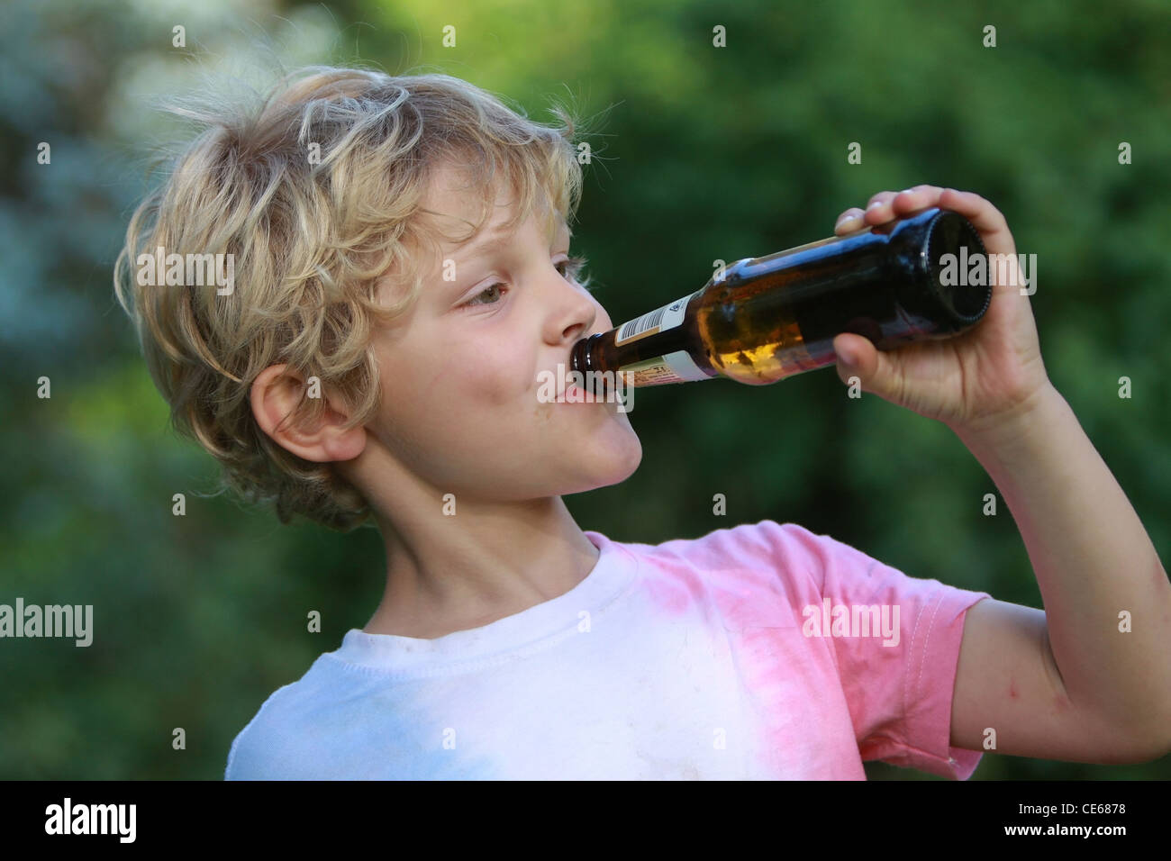 Underage child drinking alcohol Banque de photographies et d’images à ...
