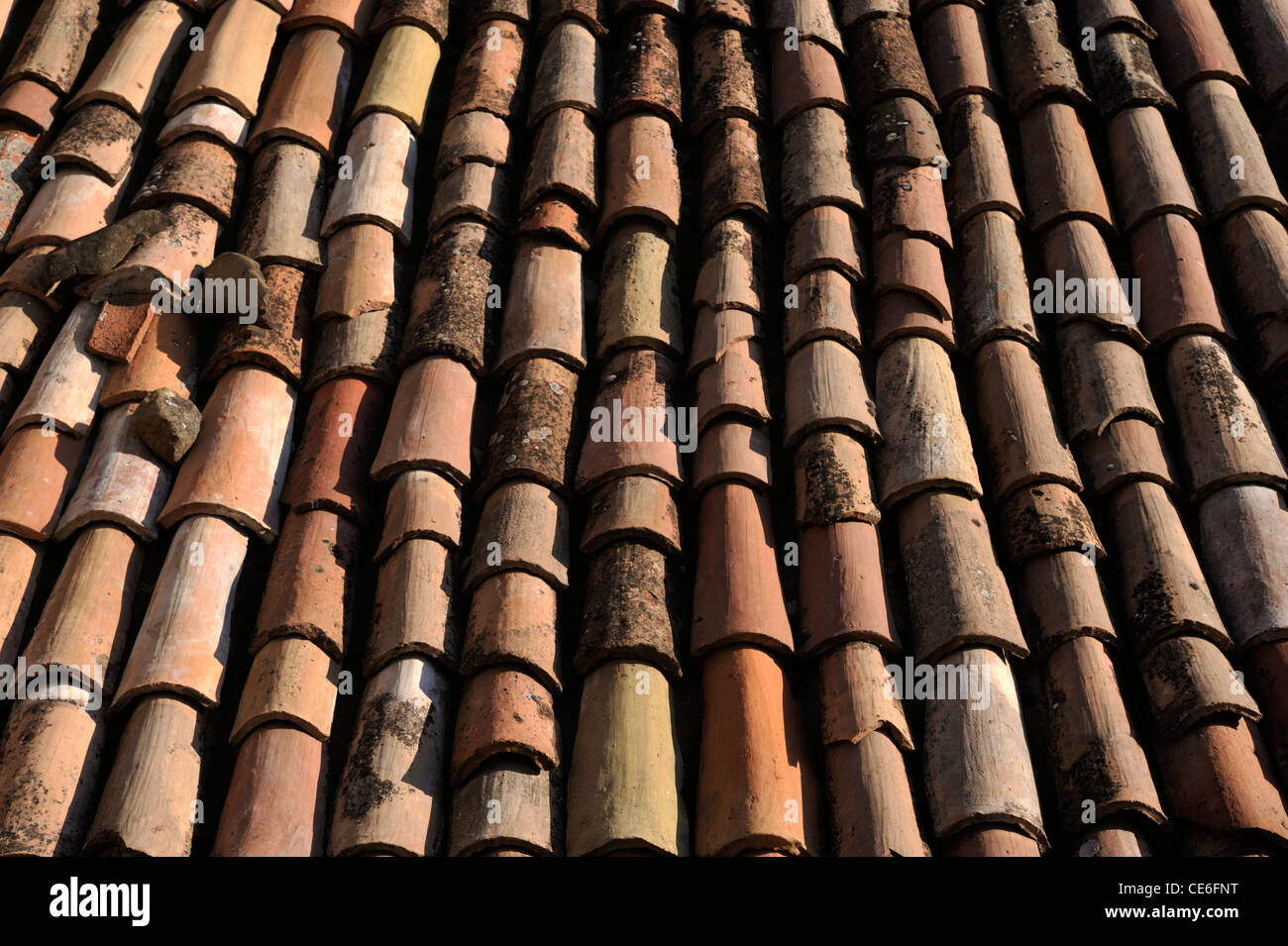Vieilles tuiles italiennes en terre cuite Banque de photographies et d ...