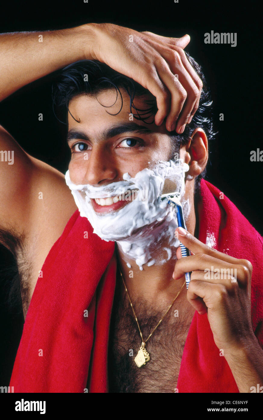 Homme en train de se raser Banque de photographies et d’images à haute ...