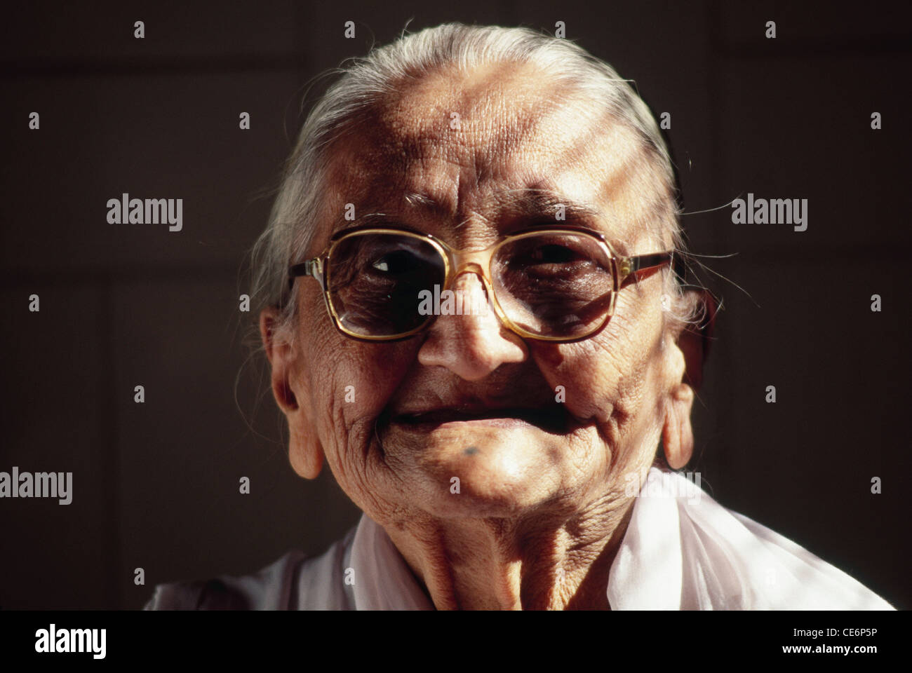 Vieille femme pas de dents cheveux blancs dans les verres , MR#223 ...