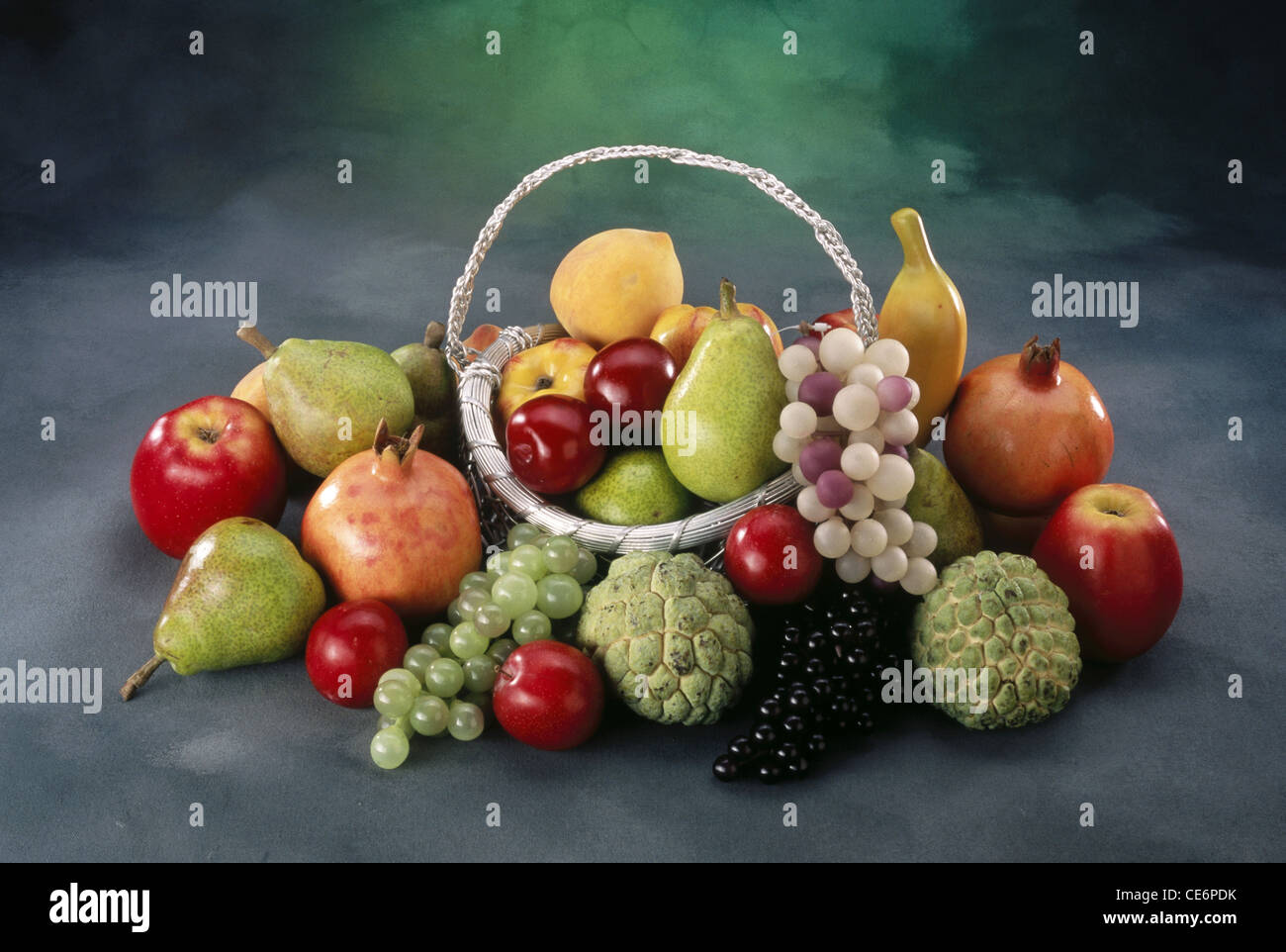 Mélanger les fruits dans le panier les pommes poires raisin vert raisin ...