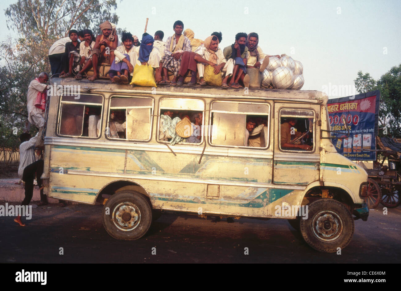 Packed indian bus travelling indian Banque de photographies et d’images ...