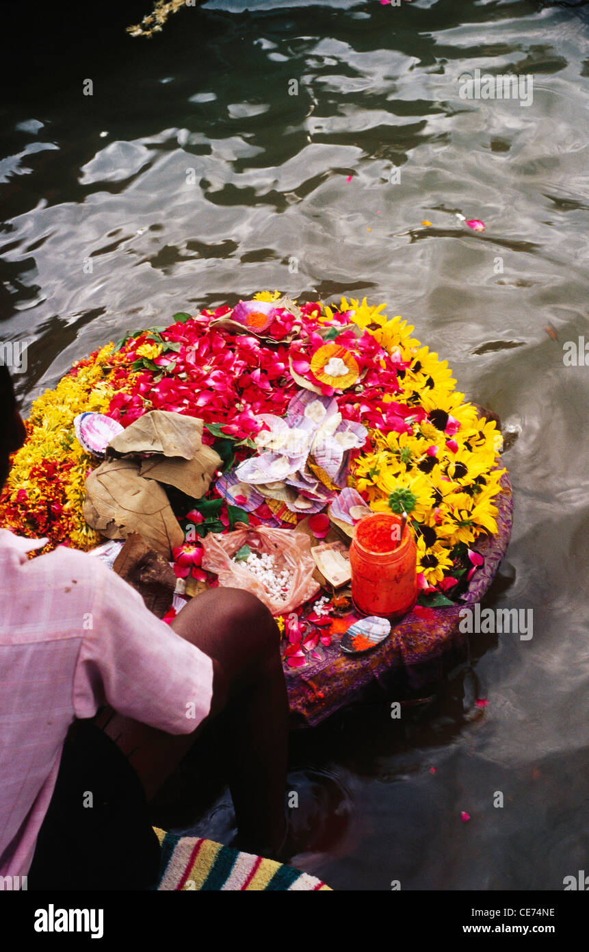 Offrande de fleurs au gange ; varanasi ; uttar pradesh ; inde ; asie ...