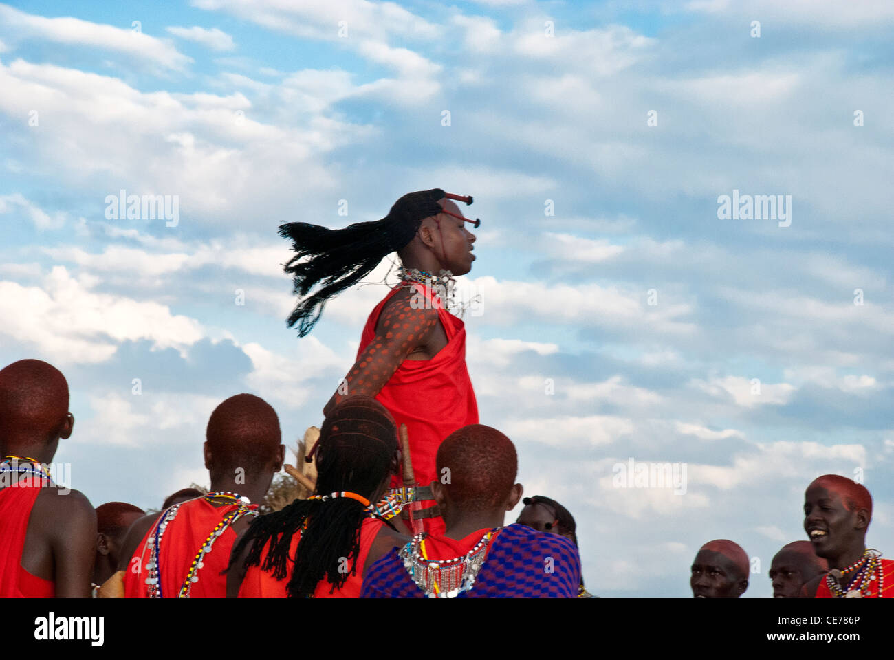 Homme masai en costume traditionnel Banque de photographies et d’images ...