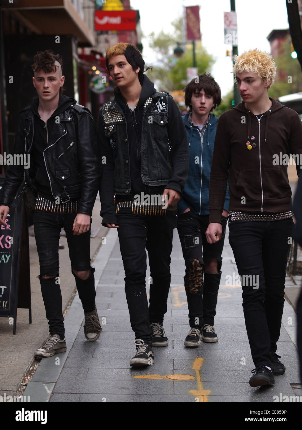 Adolescents punk rockers Banque de photographies et d’images à haute ...