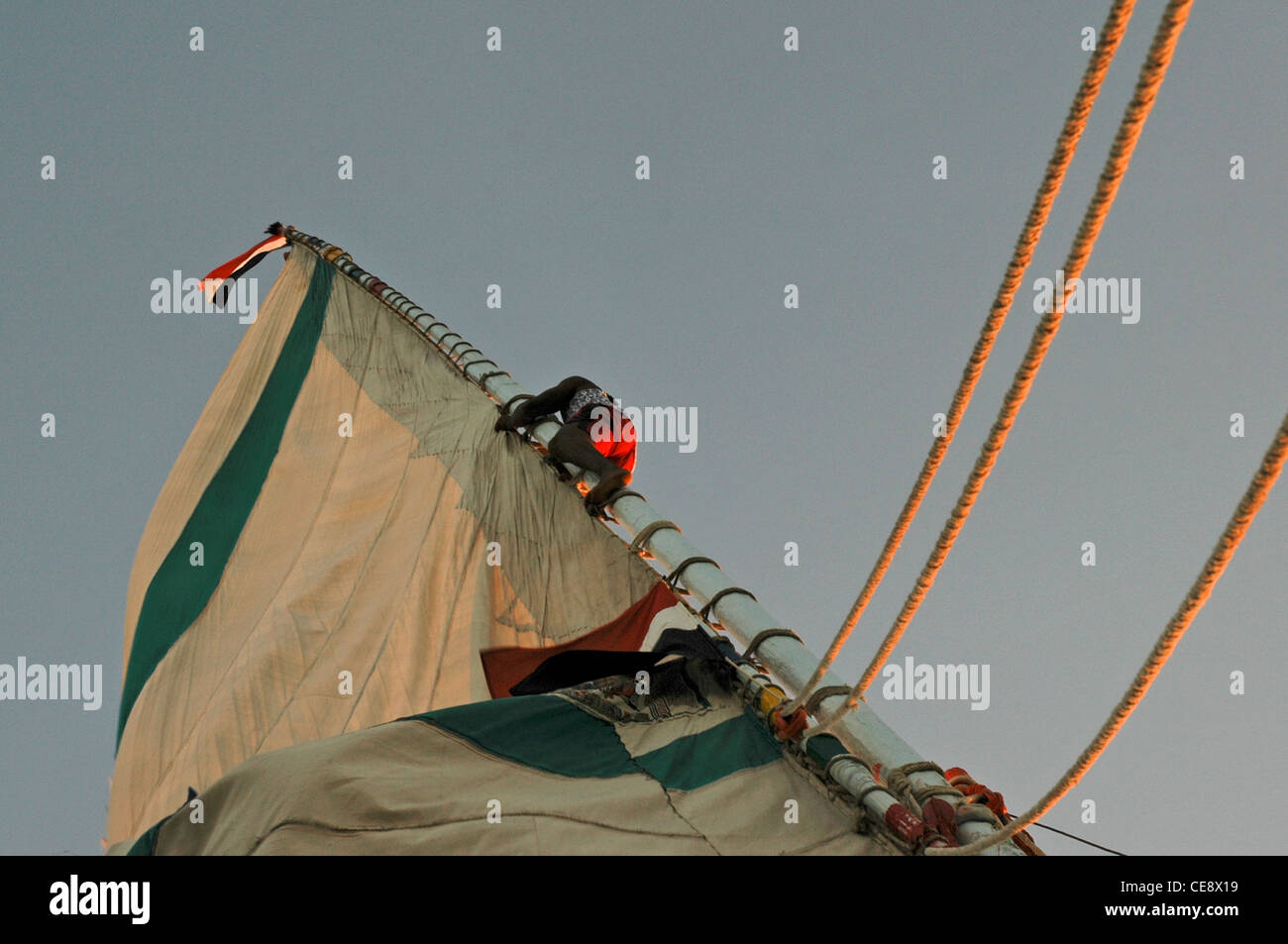 Marin attachant la voile sur une felouque Banque de photographies et d ...
