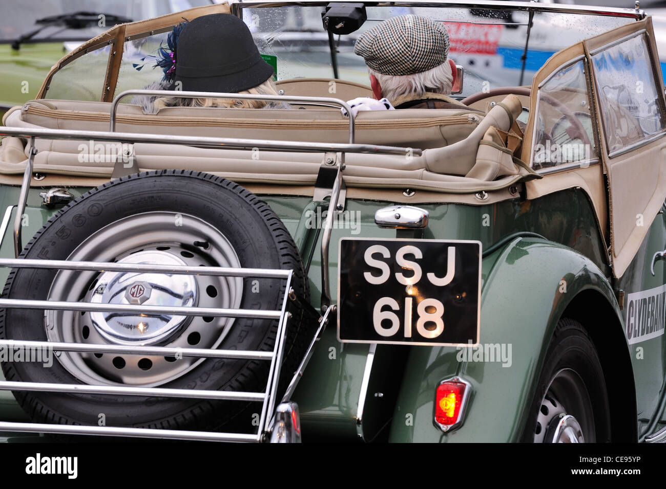 Sur la paire rallye de Monte Carlo dans un vieux open top MG de ...