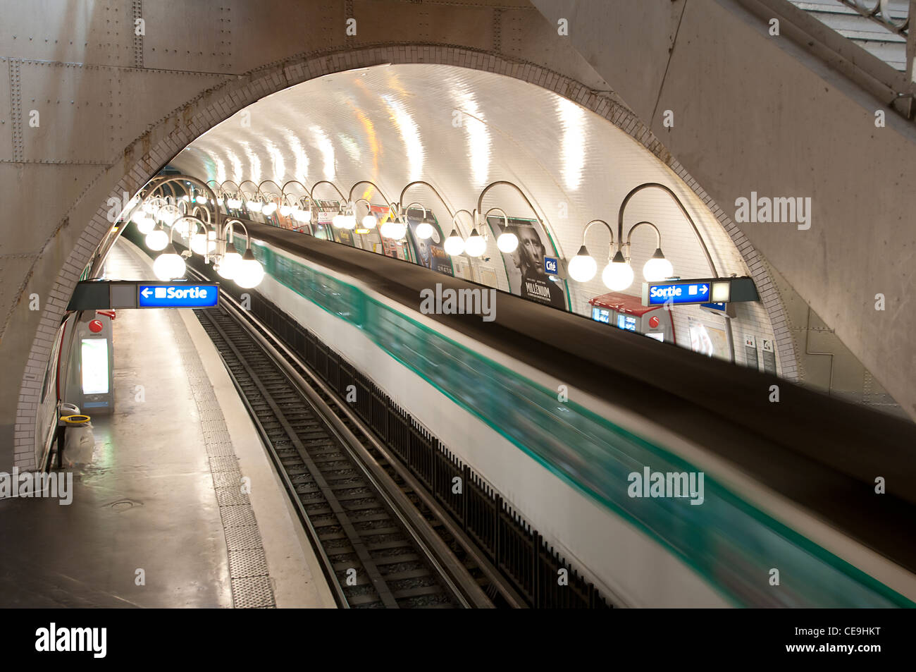 Une station de métro de la ligne de RER à Paris Photo Stock - Alamy