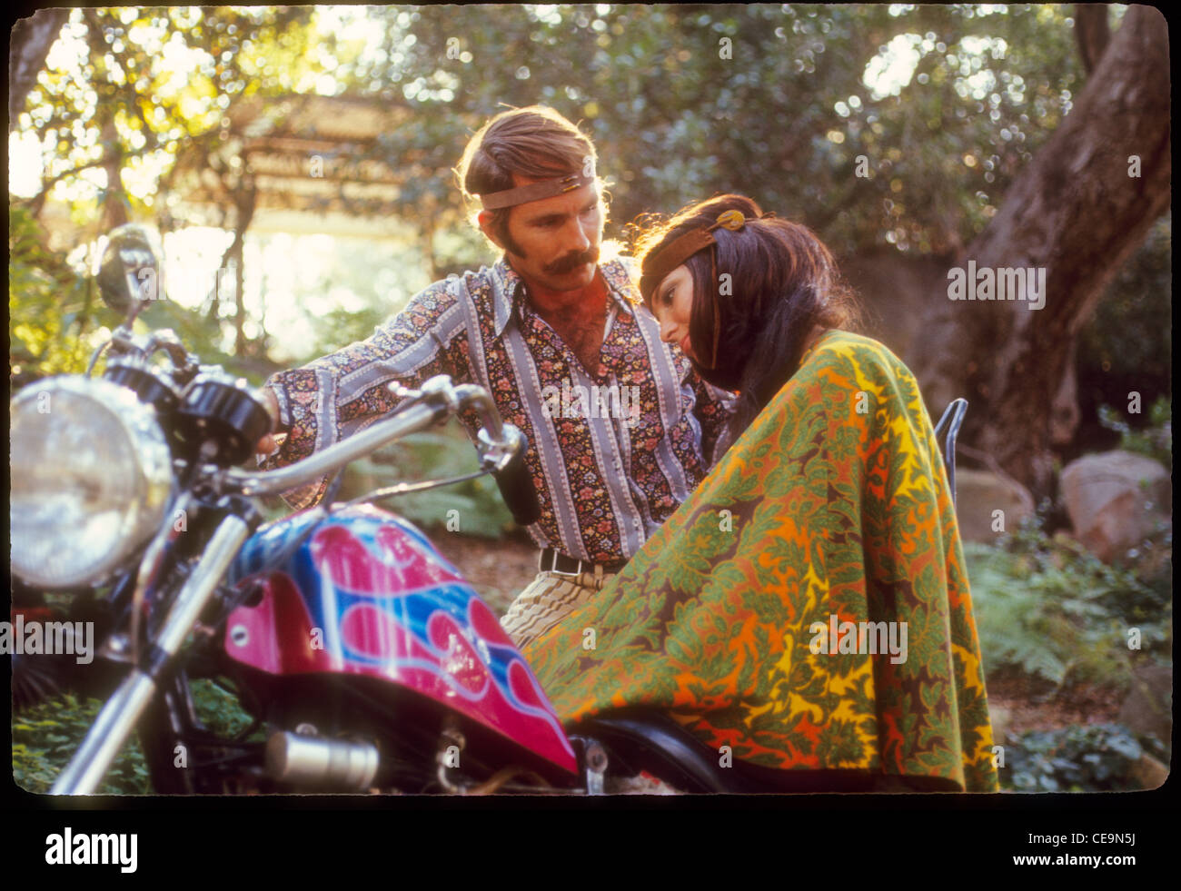 Couple hippie biker moto à côté de chopper dans les années 70, 1970 ...