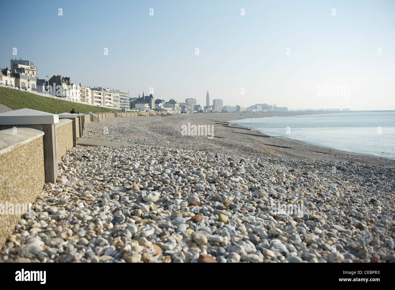 La plage de galets du Havre sur l'estuaire de la Seine en Normandie ...